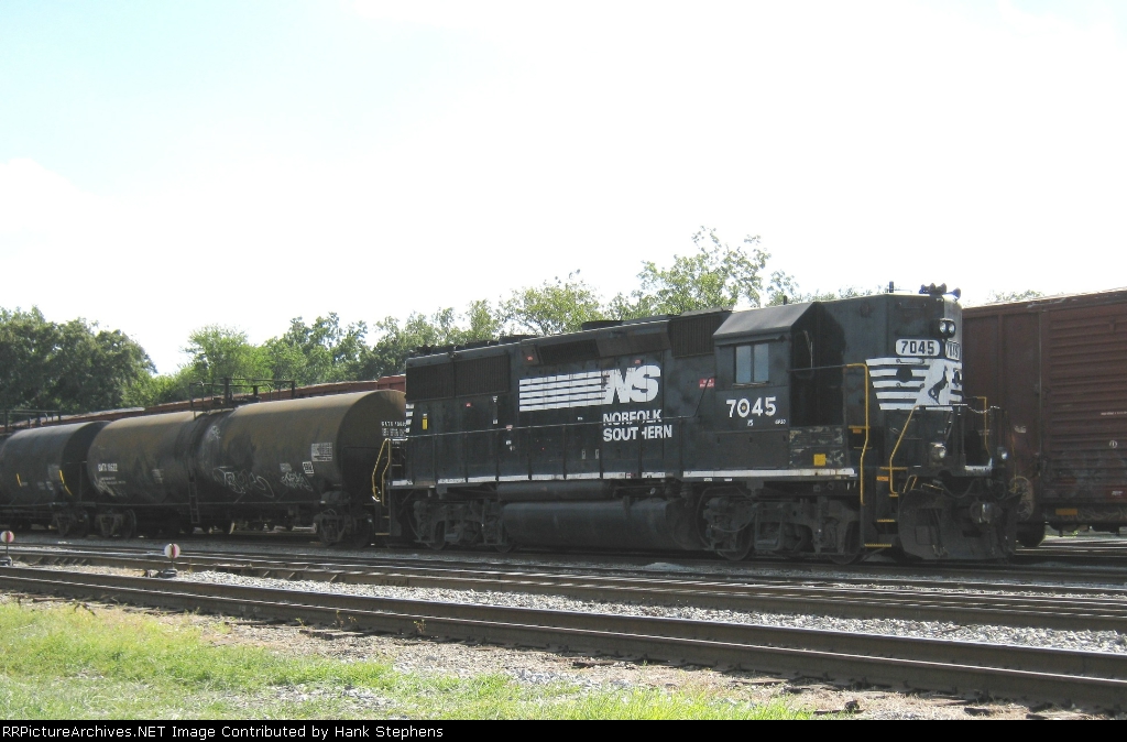 NS 7045 is the yard switcher at the NS Albany Yard in Sept 2010